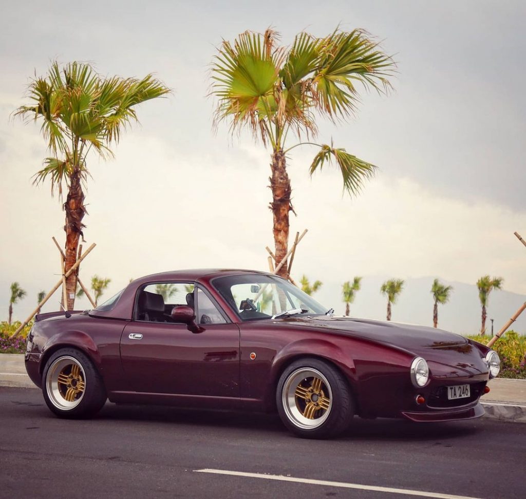 1996 Mazda MX-5 Miata Looks Retro With "Pitcrew" Front and Round Headlights