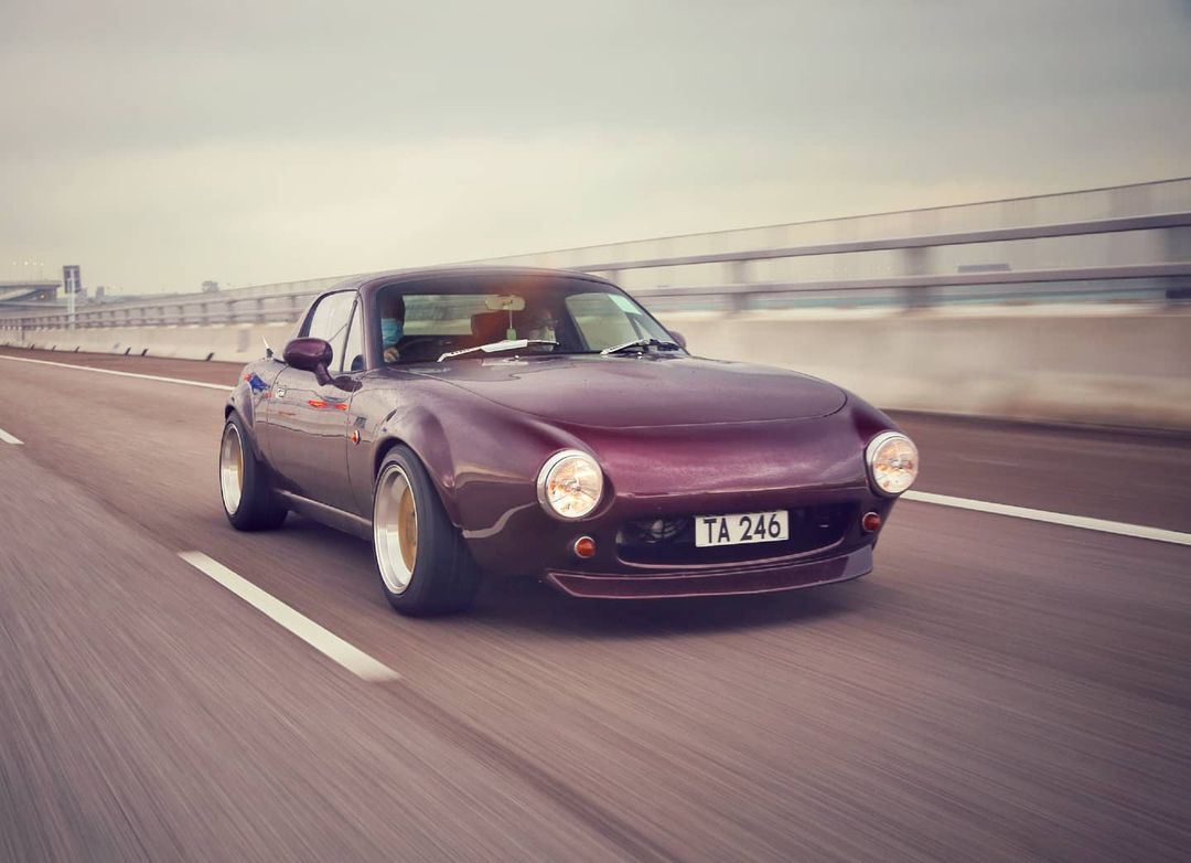 1996 Mazda MX-5 Miata Looks Retro With "Pitcrew" Front and Round Headlights