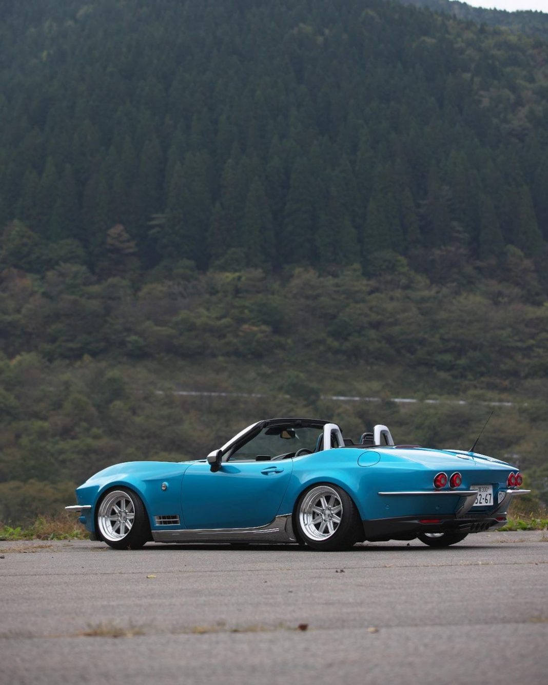 Mazda MX-5 Miata Impersonates a 1966 Corvette in Japan, Has Crazy Camber