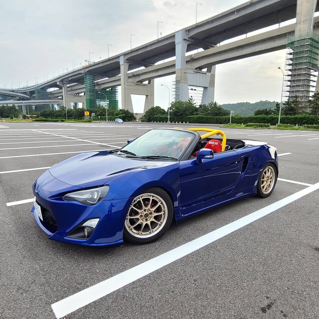 Toyota MR86 Is a Real MR2 Roadster With an 86 Body Kit