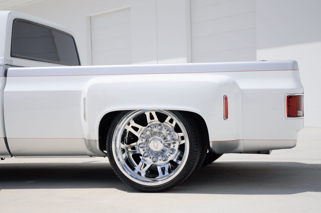 Slammed 1986 Chevy Square Body Dually Lays Frame Like a Pro, Rides on 24s