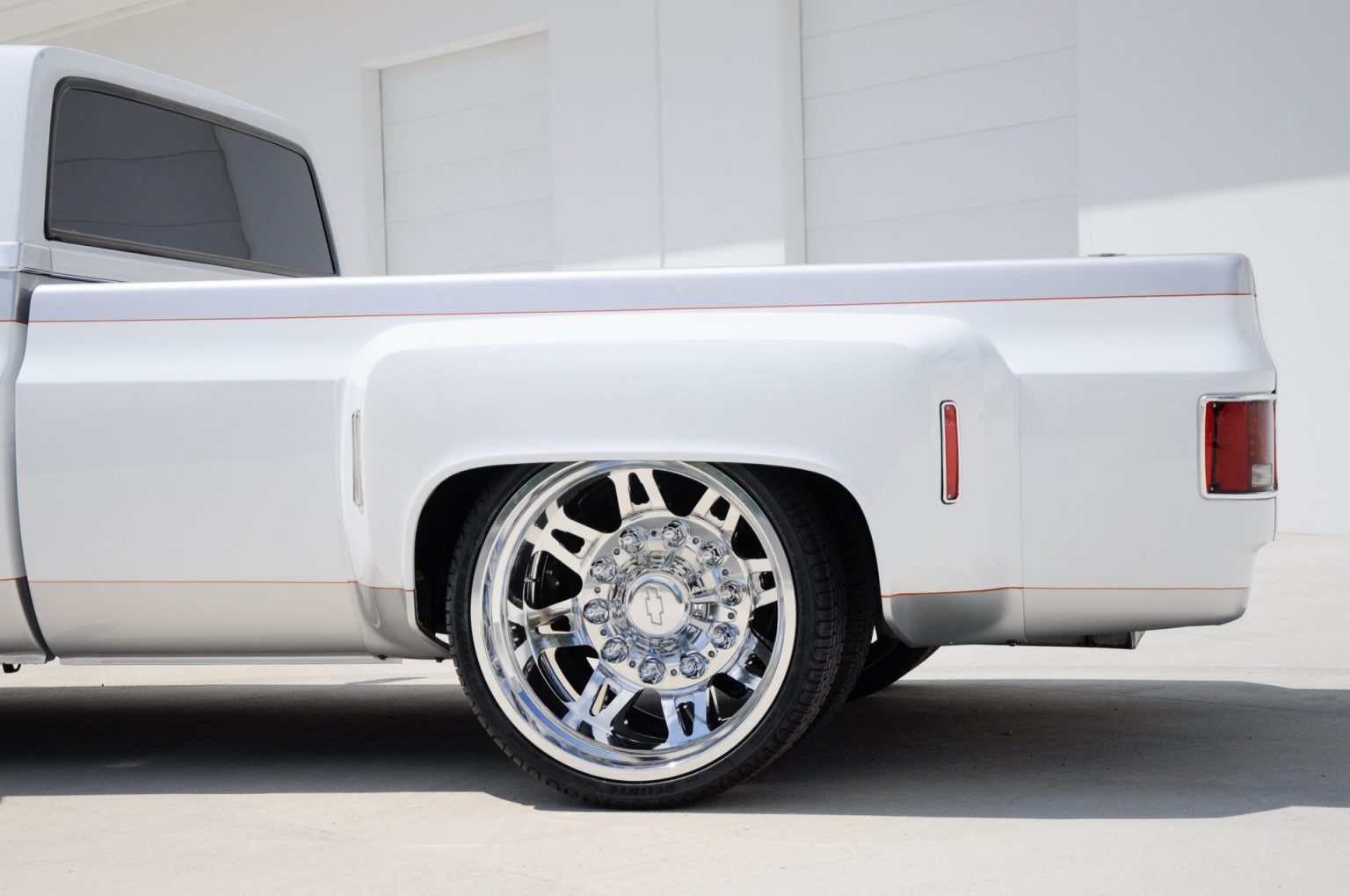 Slammed 1986 Chevy Square Body Dually Lays Frame Like a Pro, Rides on 24s