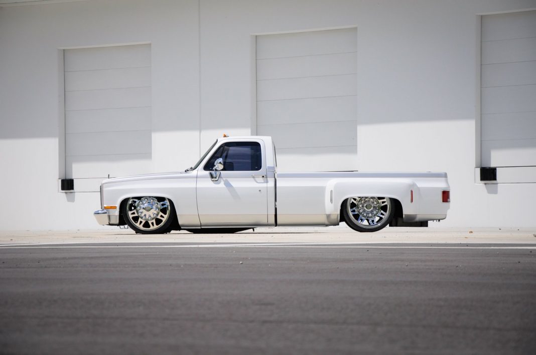 Slammed 1986 Chevy Square Body Dually Lays Frame Like a Pro, Rides on 24s