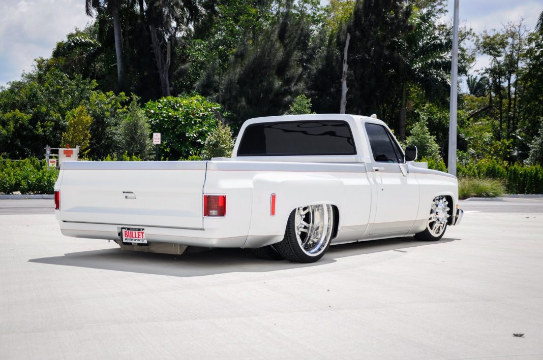 Slammed 1986 Chevy Square Body Dually Lays Frame Like a Pro, Rides on 24s