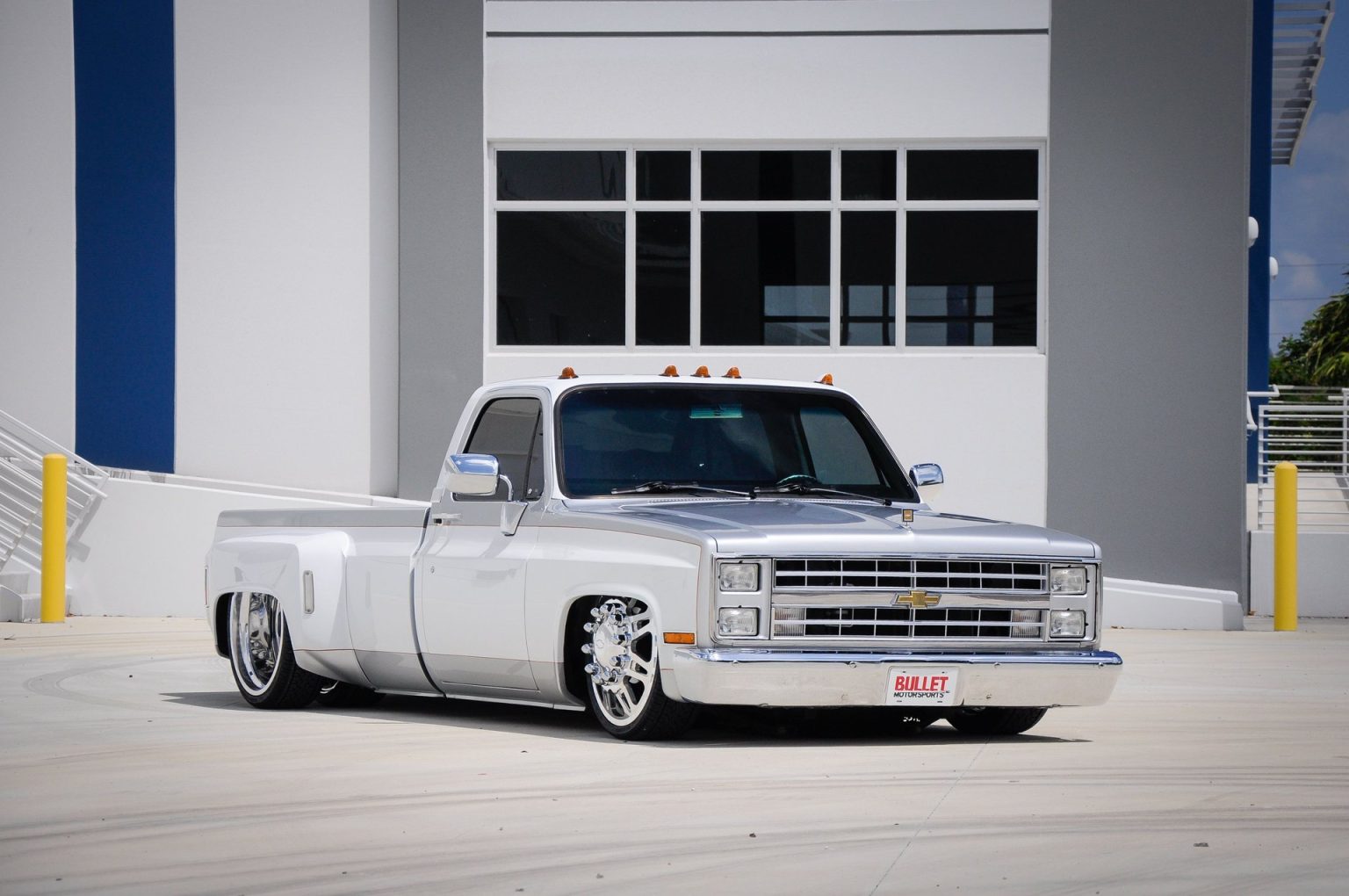 Slammed 1986 Chevy Square Body Dually Lays Frame Like a Pro, Rides on 24s