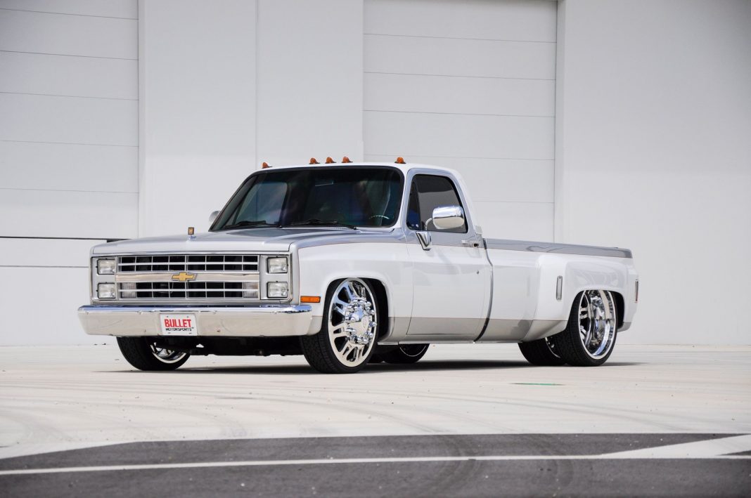 Slammed 1986 Chevy Square Body Dually Lays Frame Like a Pro, Rides on 24s