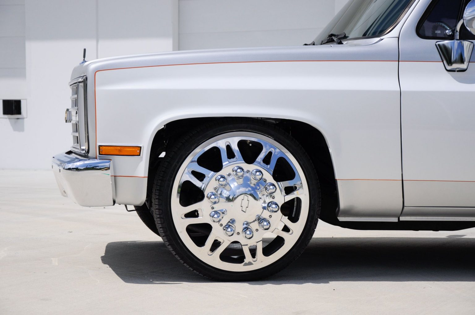 Slammed 1986 Chevy Square Body Dually Lays Frame Like a Pro, Rides on 24s