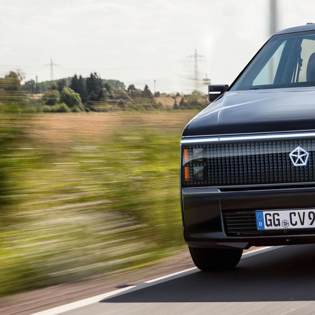 Neo-Retro Chrysler Voyager Unofficial Concept Brings the OG Minivan ...