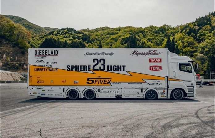 Liberty Walk's Slammed Widebody Eight-Wheeler Truck Is a Mitsubishi ...