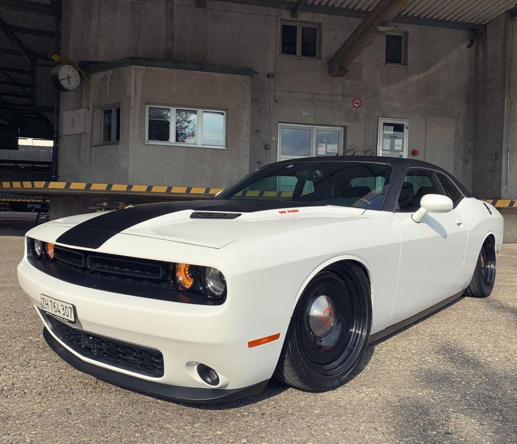 Modern Dodge Challenger "Restomuscle" Gets Nostalgic with Vinyl Top ...