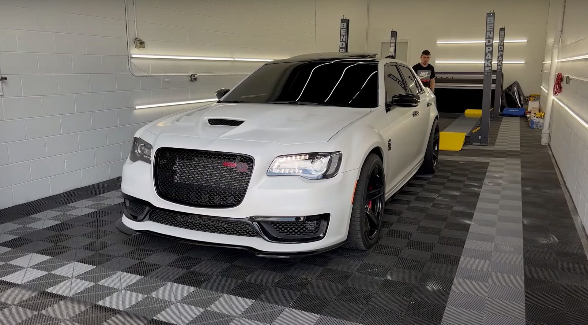 1,000 HP Hellephant-Swapped Chrysler 300 Sleeper Races Lamborghini ...