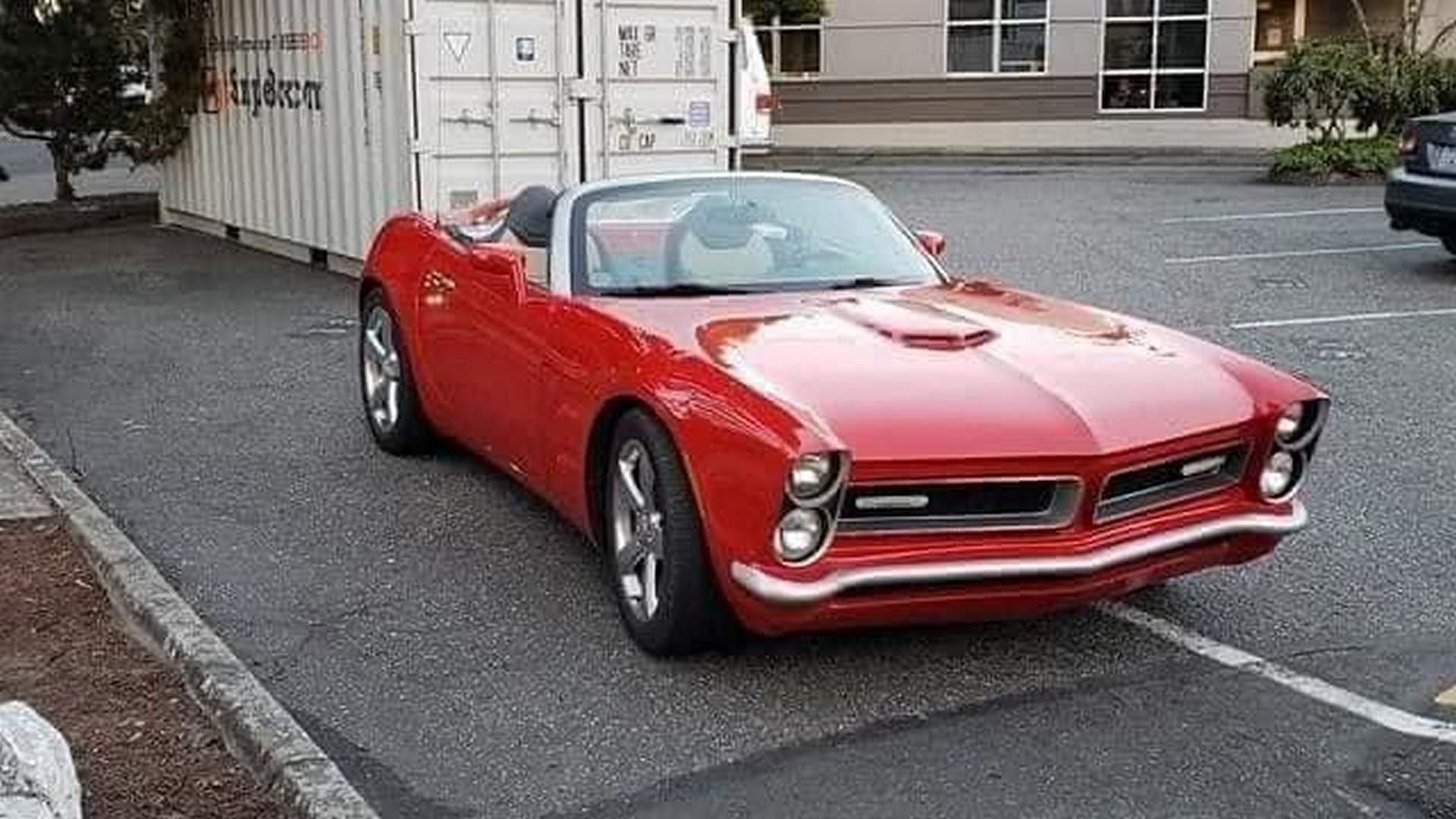Pontiac Solstice With 1965 GTO Headlights Is a Real Spectacle