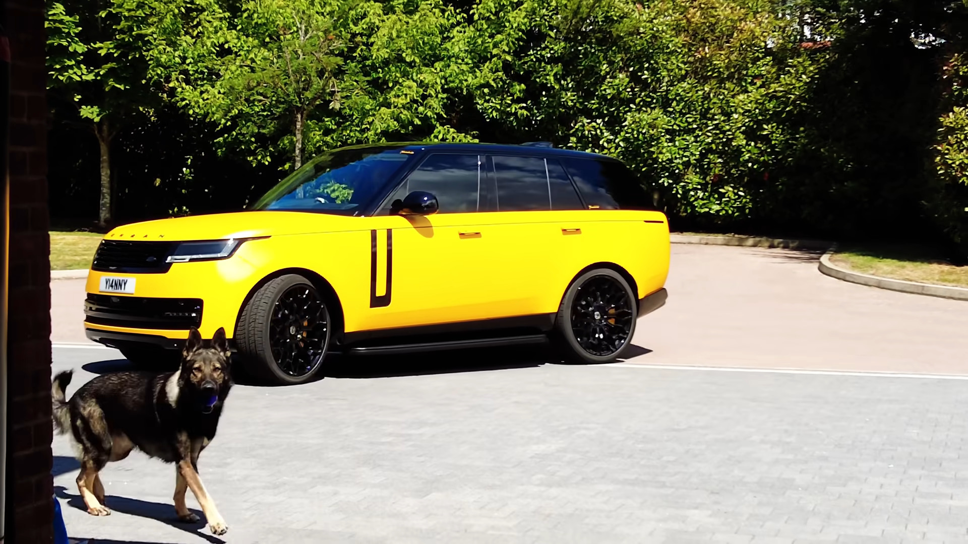 Yianni's New 2022 Range Rover Gets Yellow Wrap, Doesn't Fit in His Garage