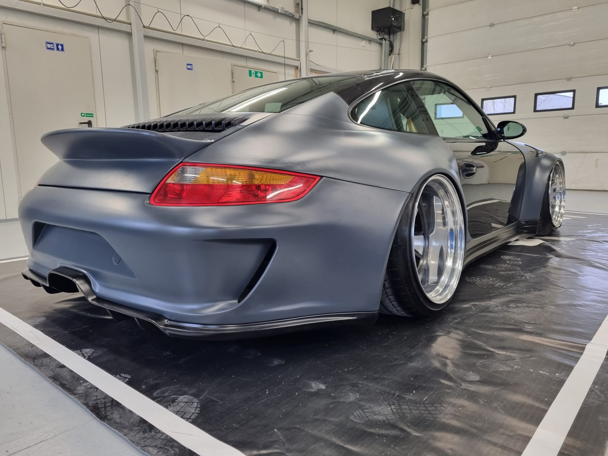 Porsche 997 "The Indecent" Widebody Has GT3 Looks, Is Slammed on Rotiforms
