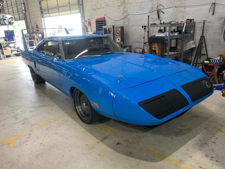 900 HP Hellcat-Swapped 1970 Plymouth Superbird Is an Original, Stuns ...
