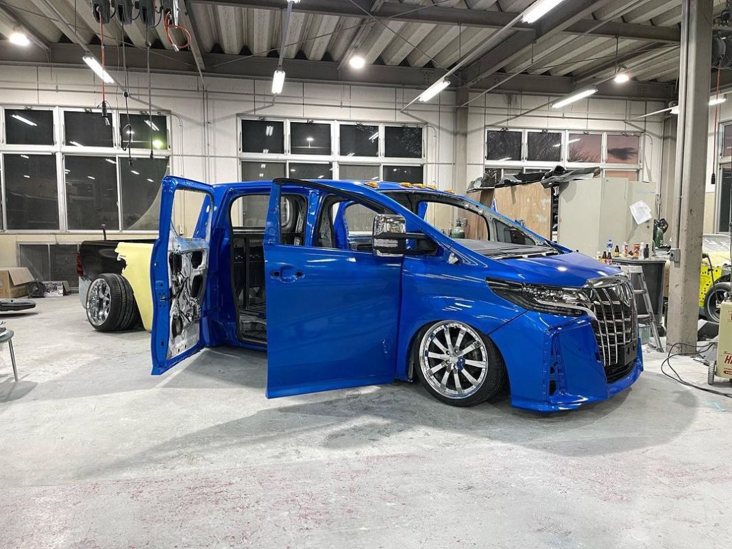 This Toyota Dually Truck Is a Transformed Alphard Minivan Debuting at ...