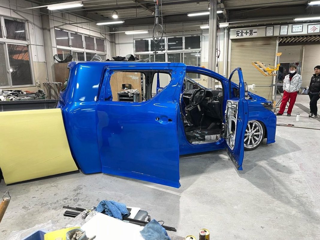 This Toyota Dually Truck Is a Transformed Alphard Minivan Debuting at ...