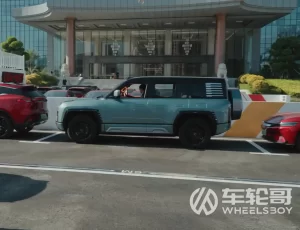 Watch BYD's Yangwang U8 Electric SUV Master Sliding Parallel Parking